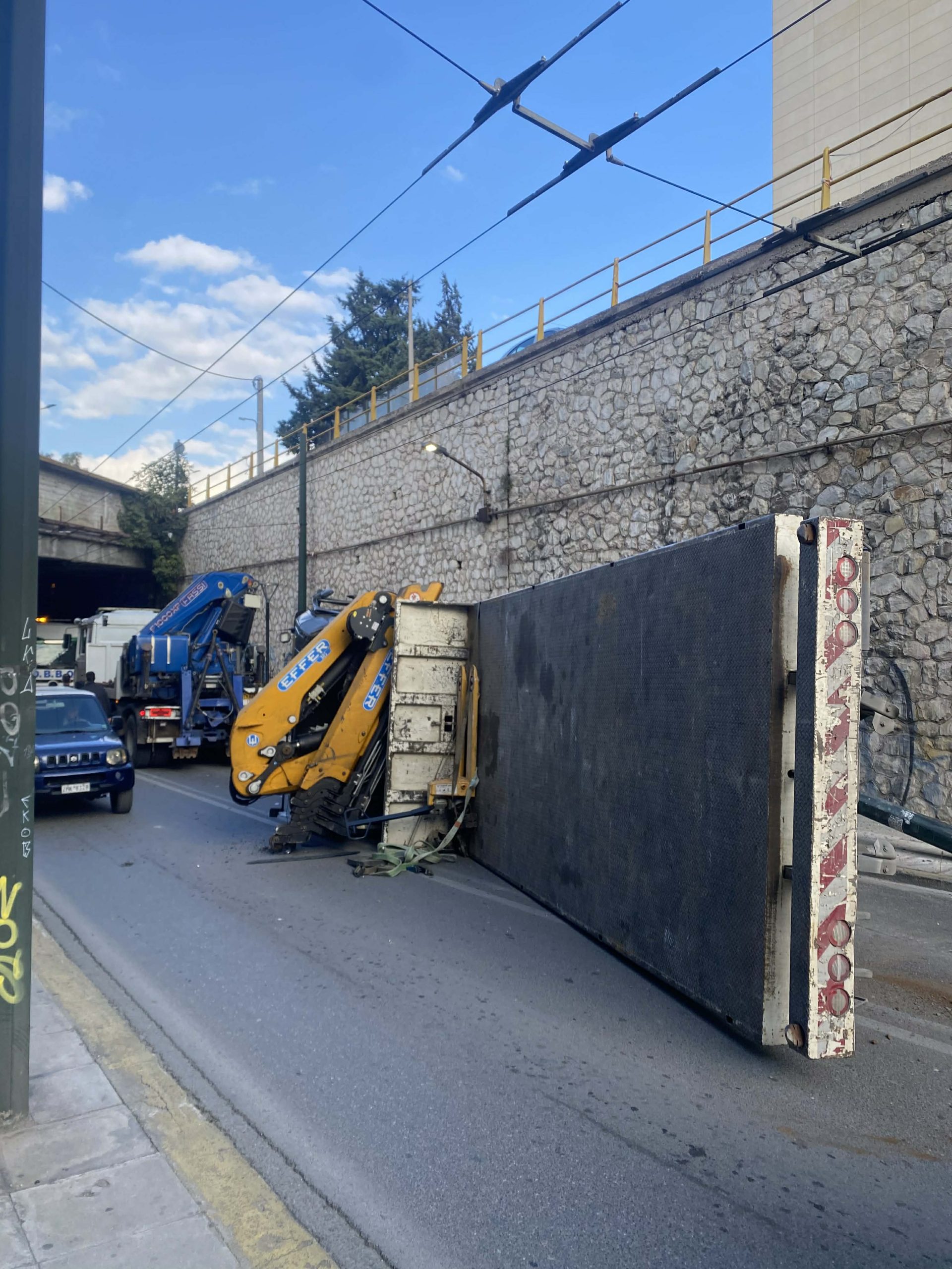 Σοκαριστικό τροχαίο στη Νέα Φιλαδέλφεια: Φορτηγό ανετράπη στην οδό ...