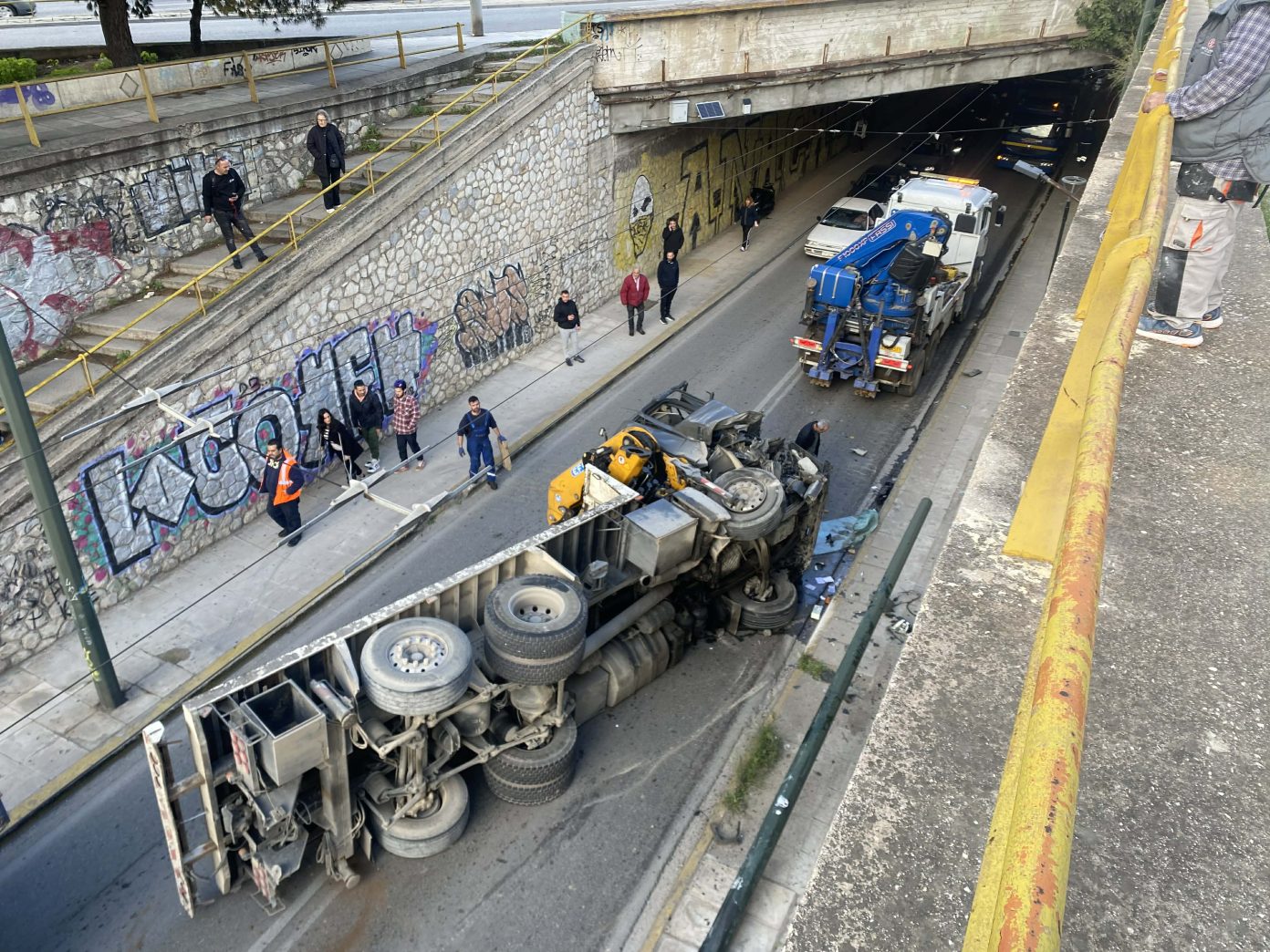 Σοκαριστικό τροχαίο στη Νέα Φιλαδέλφεια: Φορτηγό ανετράπη στην οδό ...