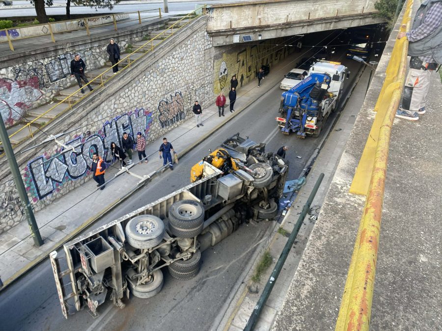 Σοκαριστικό τροχαίο στη Νέα Φιλαδέλφεια: Φορτηγό ανετράπη στην οδό ...