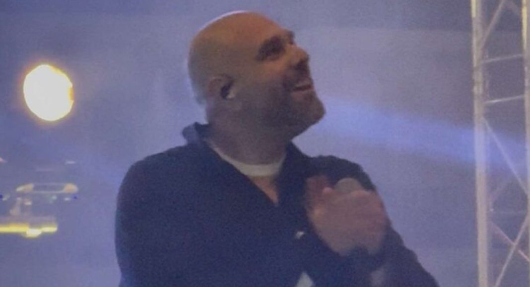 Νέα Φιλαδέλφεια: Λύγισε από συγκίνηση ο Stavento στη γιορτή της ΑΕΚ ...